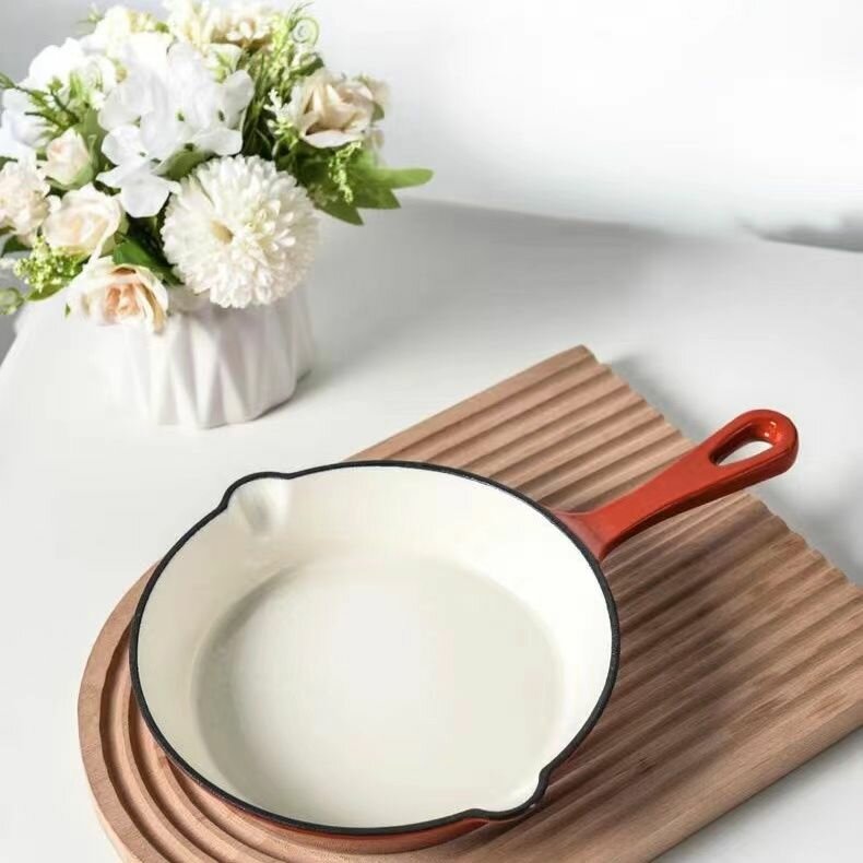 Чугунная сковорода с эмалированным покрытием для жарки, тушения и хранения продуктов, равномерный нагрев, подходит для всех типов плит и духовок