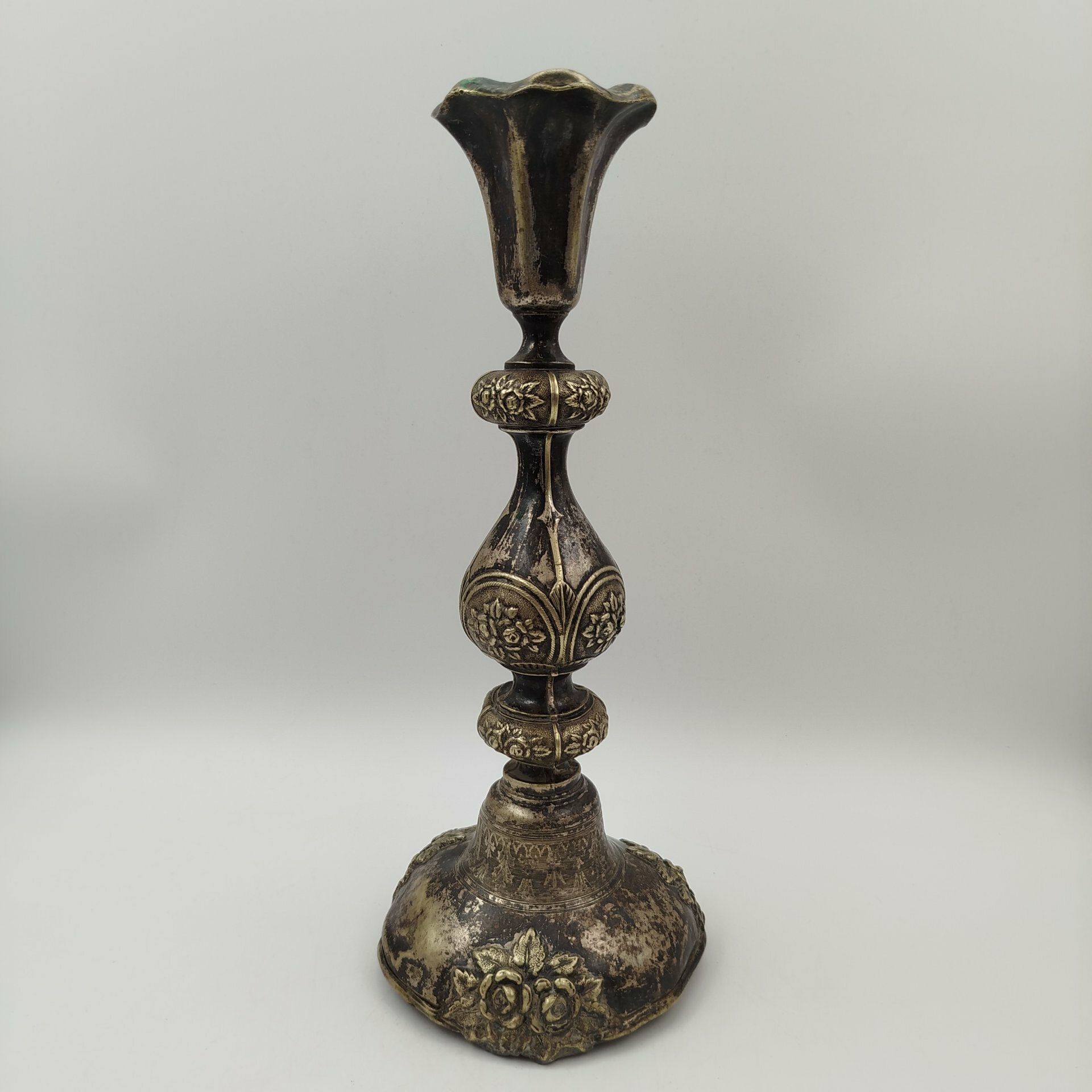 Подсвечник под одну свечу, украшенный цветочным декором, металл, серебрение