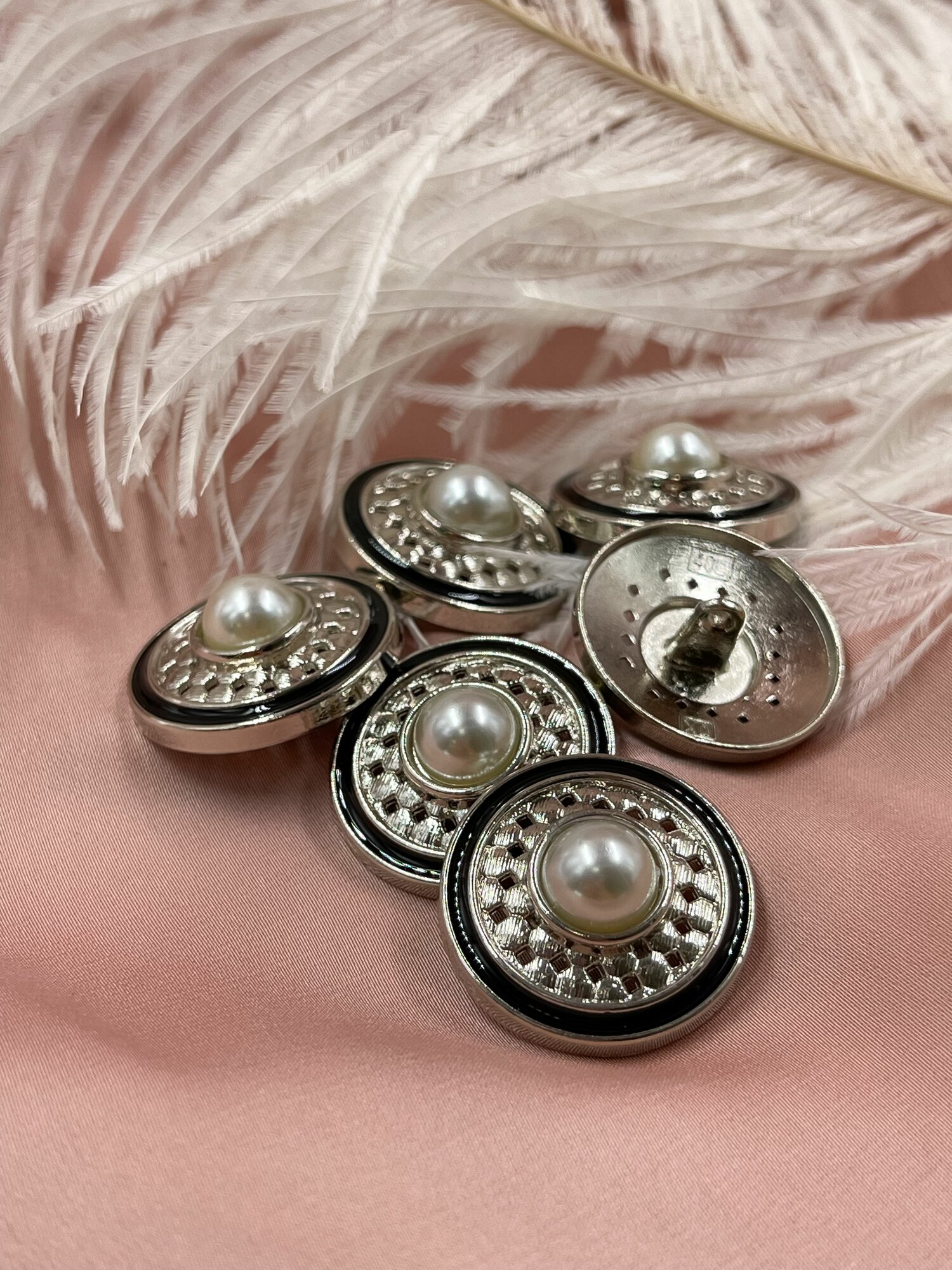 Пуговицы серебристые с жемчугом и черной эмалью 25 мм, 6 штук