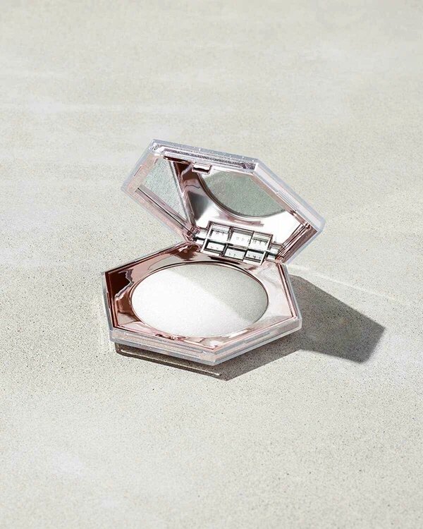 Fenty Beauty Полноразмерная версия Хайлайтер Diamond Bomb, how many carats! 8 грамм