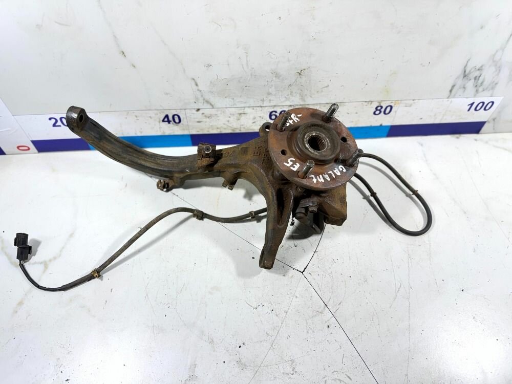 Кулак передний правый Mitsubishi Galant VIII