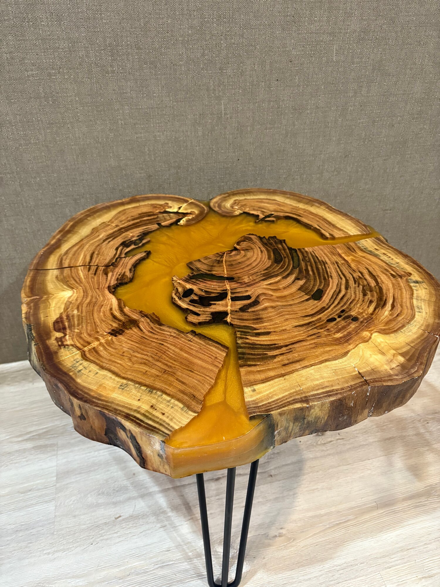 Журнальный столик из массива Розовой Акации