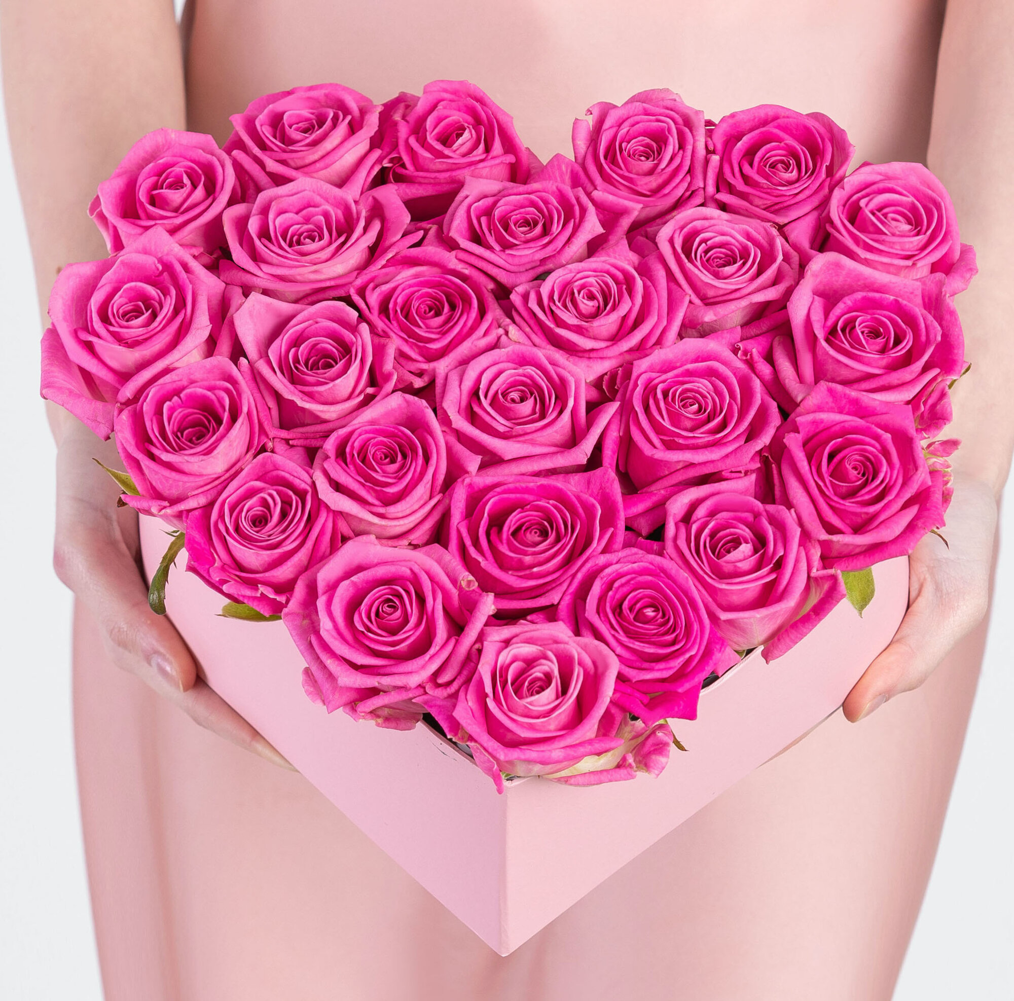 Букет Мегацвет24, Пинк Аваланж в коробке сердце, 35 ярко-розовых роз