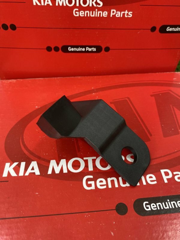 Кронштейн фары левый Kia Ceed CD 3