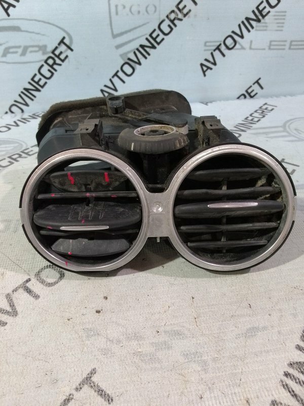 Дефлектор воздуховод передний правый Volkswagen Б/У с пробегом