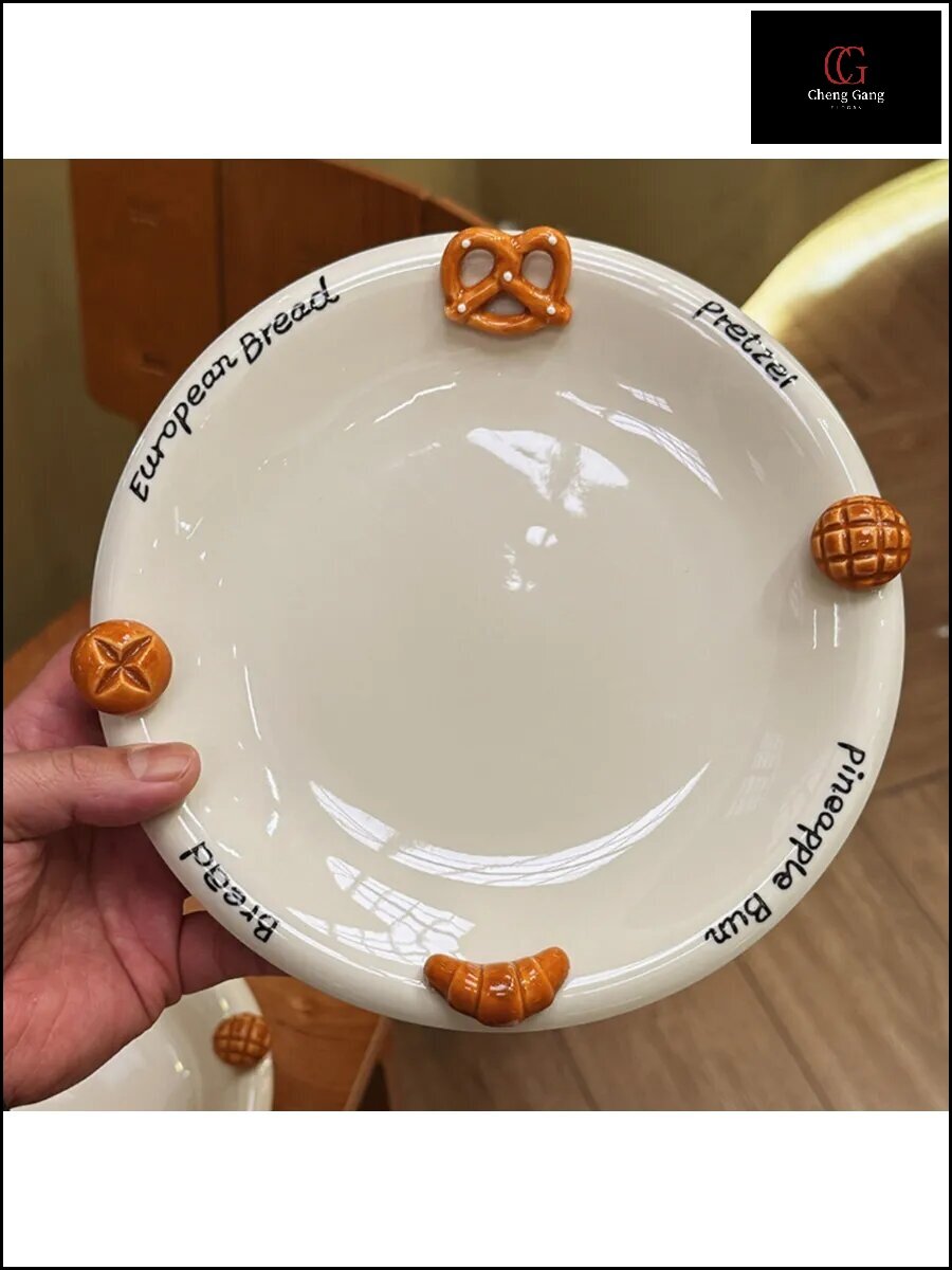 Булочки с крендельками на премиум тарелке