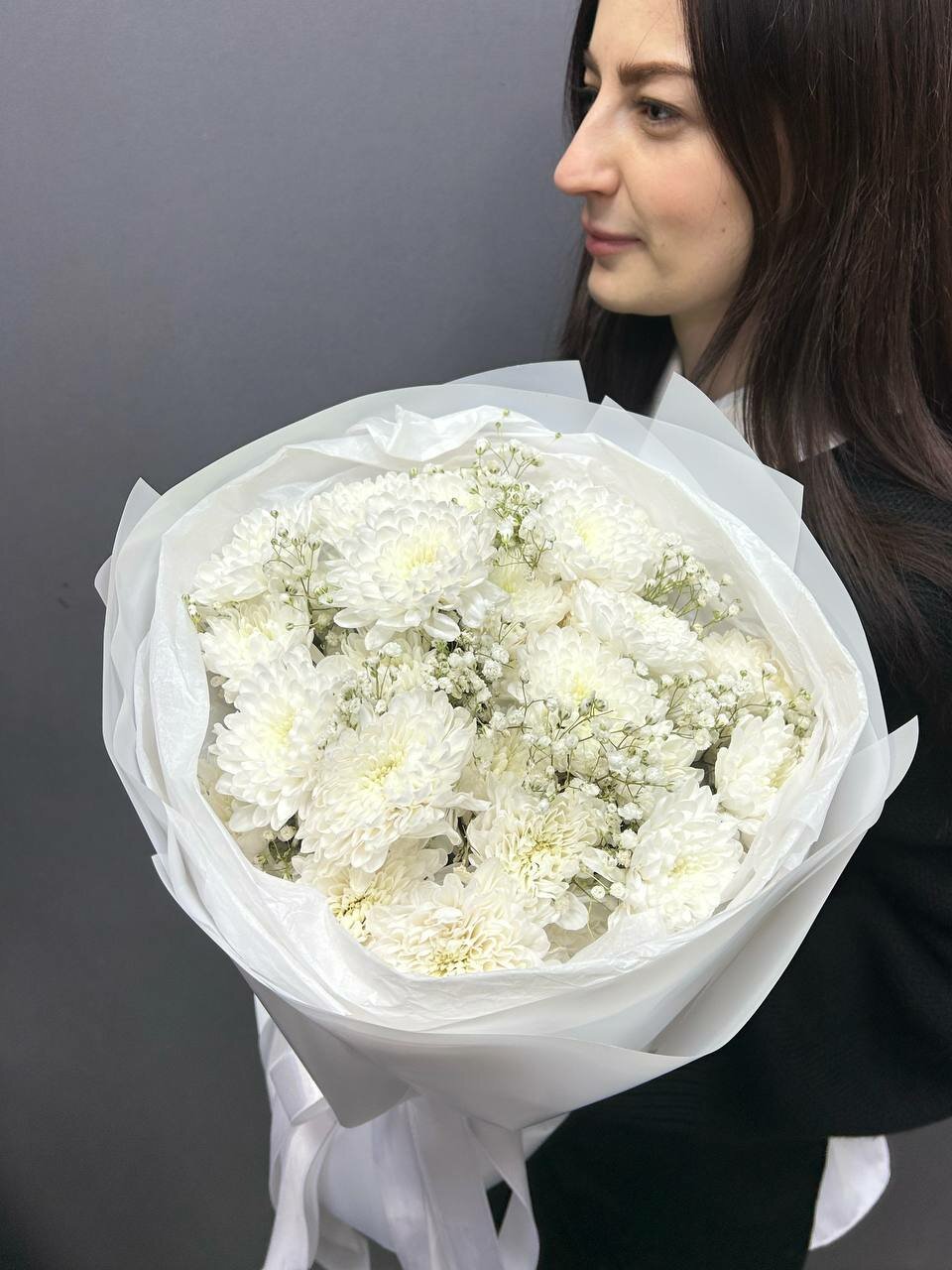 Букет FLOWELLE, микс хризантемы, белой гипсофилы в матовой плёнке с тишью