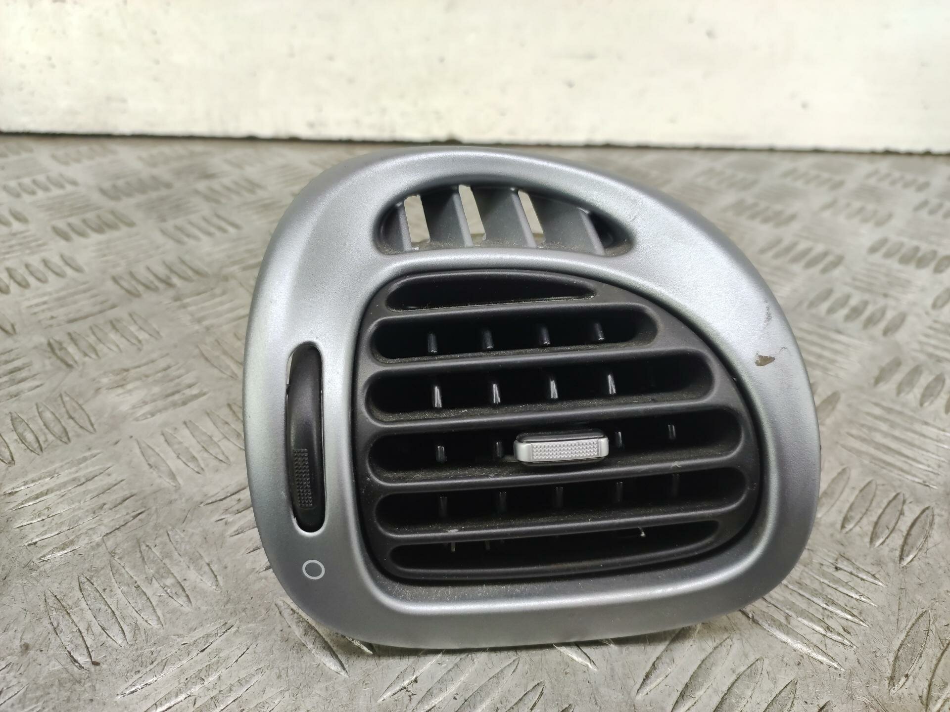 Дефлектор обдува салона правый Citroen Xsara Picasso рест. 2009 9631280077