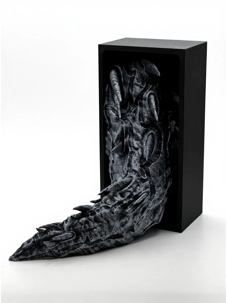 "Хвост Дракона Буревестника" - держатель для книг