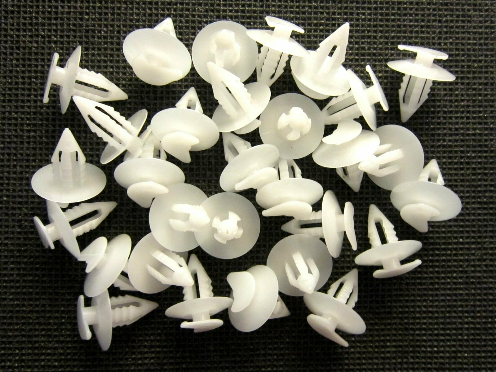 Автомобильная клипса (пистон) 11180610205300 обшивки двери ВАЗ-1118, 30 шт.