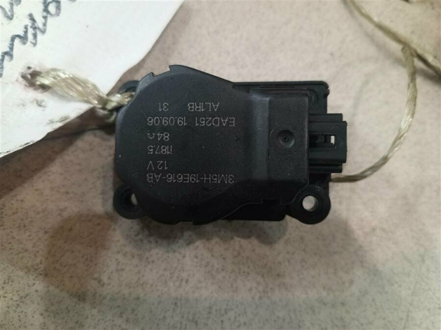 Моторчик заслонки отопителя от Ford Focus 2 2004-2008