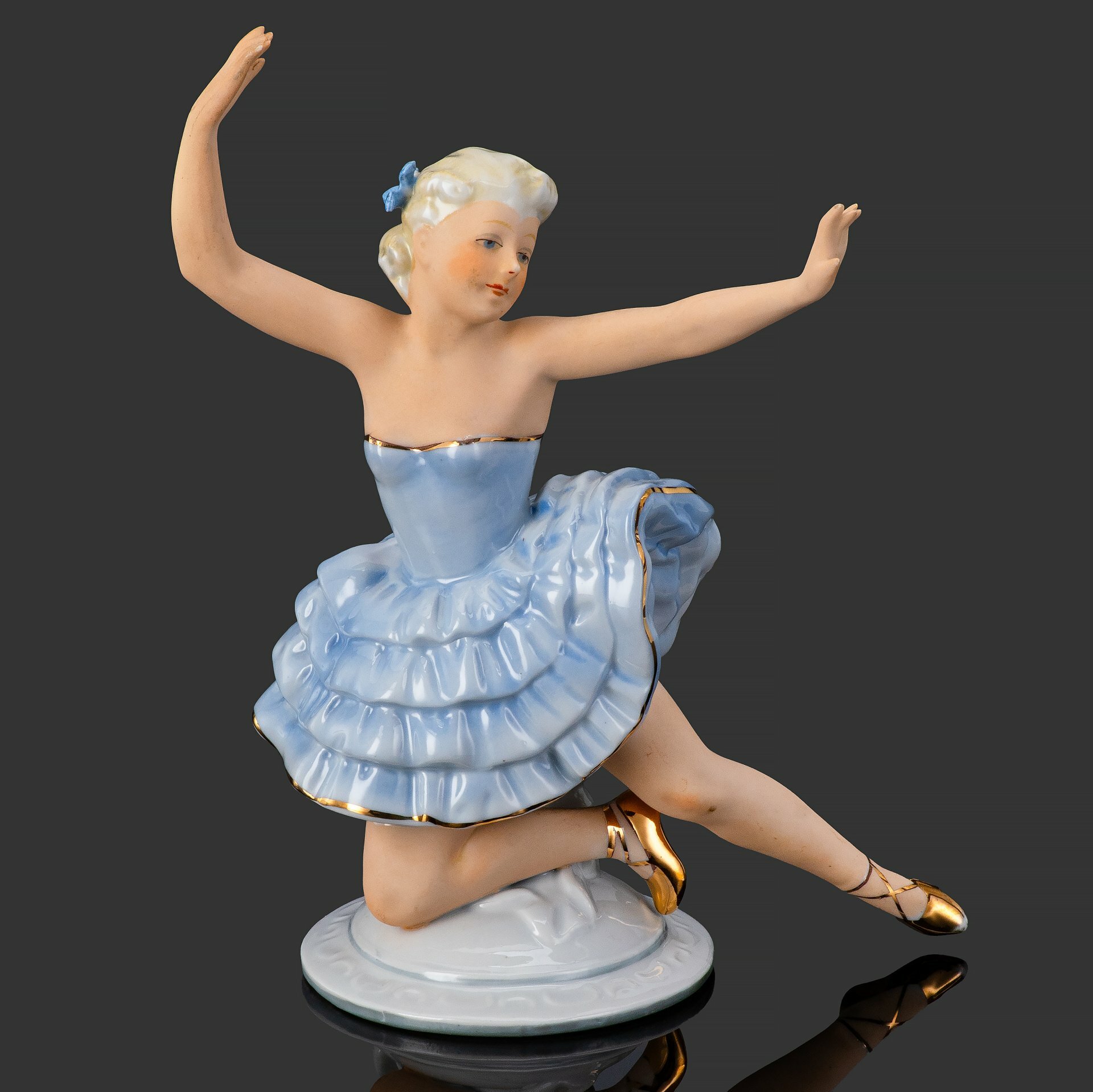 Статуэтка "Балерина в голубом платье", фарфор, роспись, золочение