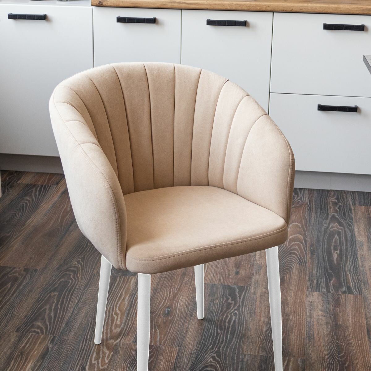Мягкий стул "Верона" для гостиной и спальни с подлокотниками, 1 шт, цвет бежевый с белыми ножками "Ваш Стул"
