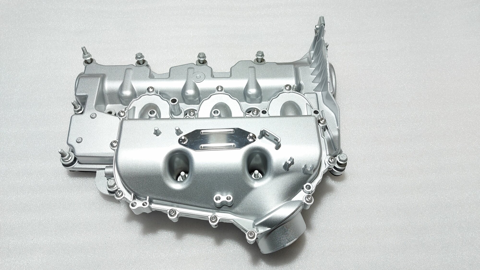 Клапанная крышка алюминиевая левая Land Rover Jaguar TDV6 SDV6 LR073585
