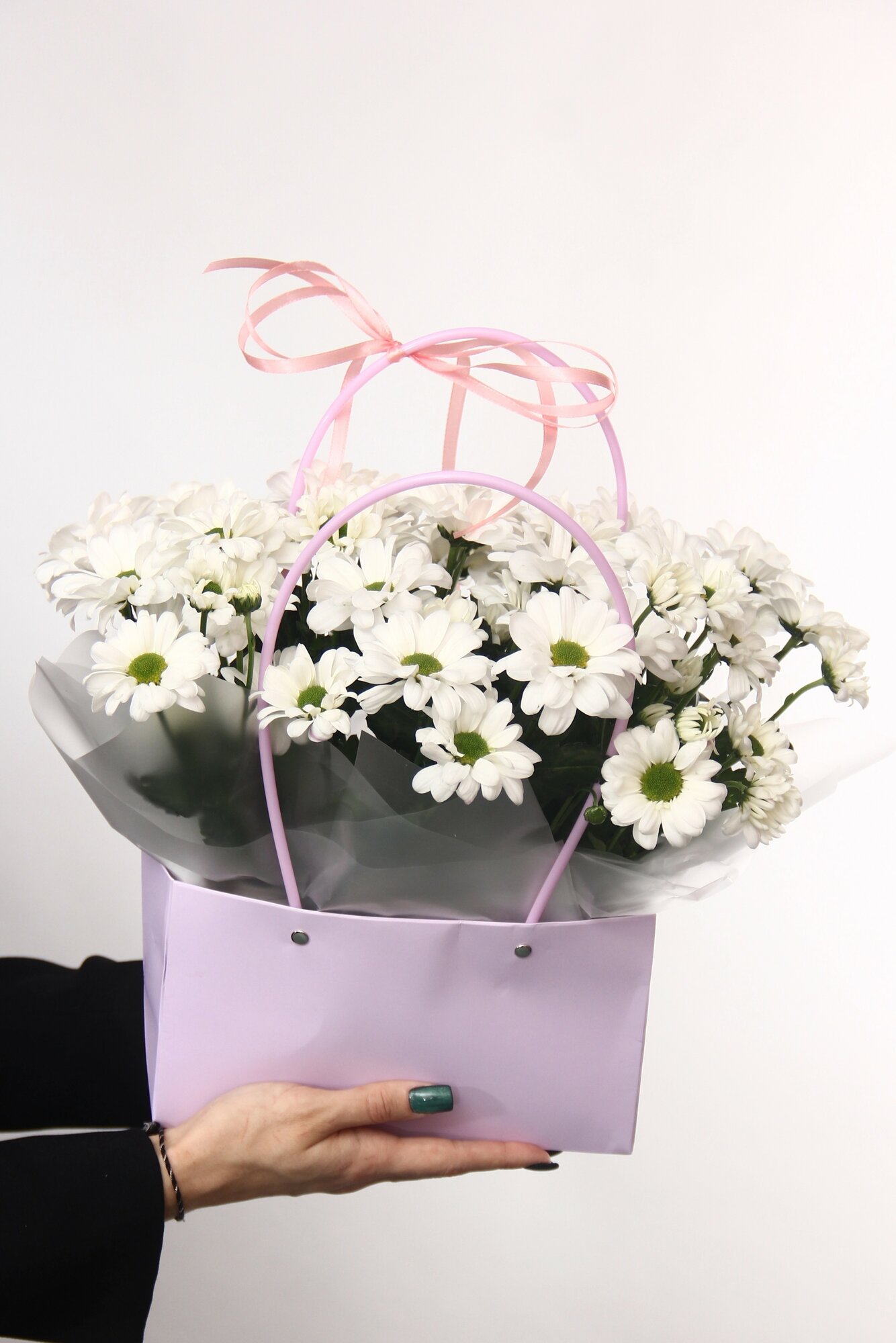 Композиция из живых цветов, сумочка с белой хризантемой, ФЛАУ СТОР