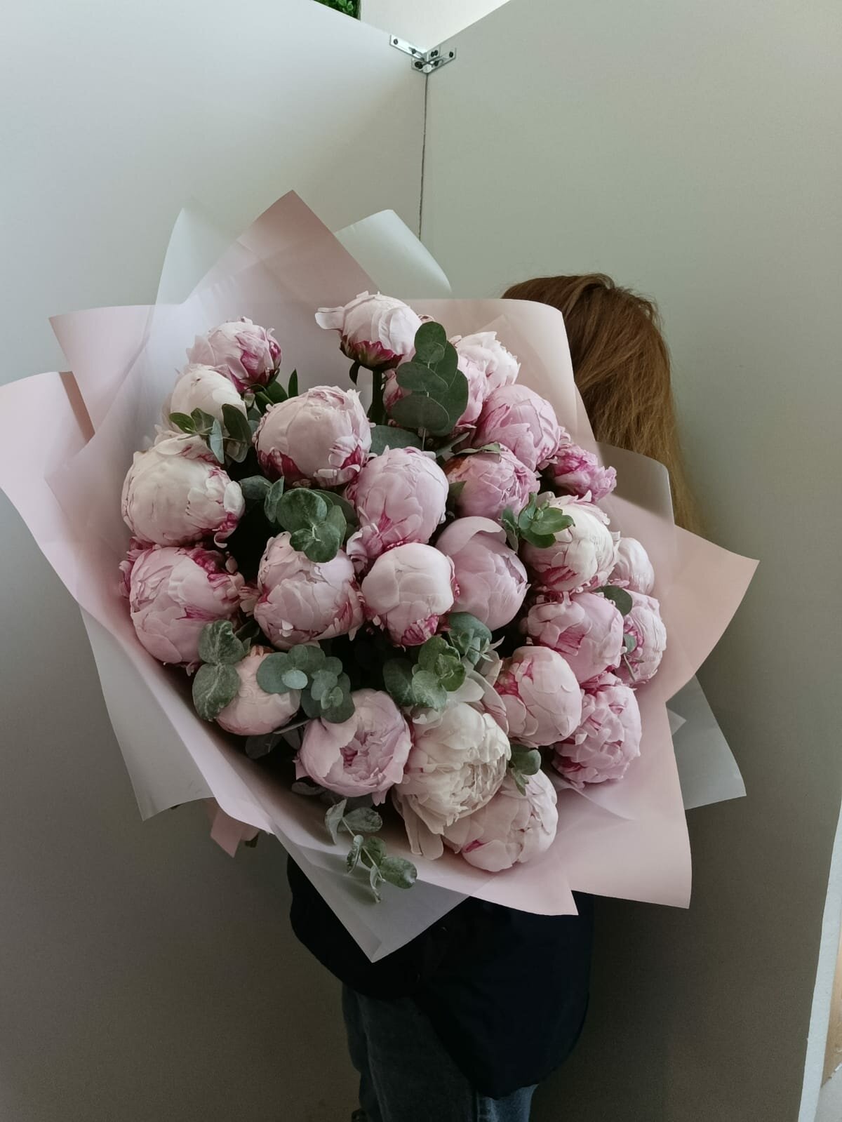 Букет ароматных пионов "Премиум", розовый, с эвкалиптом, в упаковке