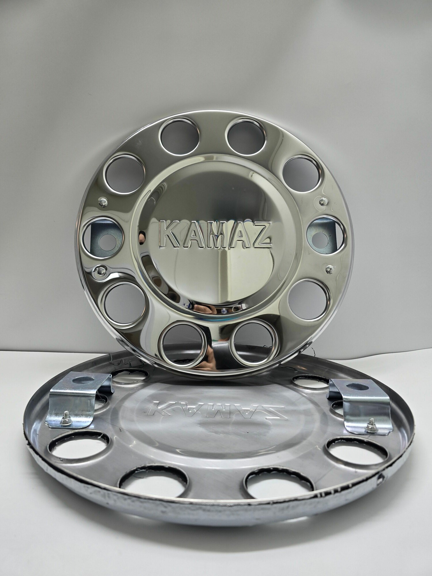 Хромированные колпаки на передние колёса 22,5 дюйма, из высококачественной нержавеющей стали (комплект 2 шт.) с эмблемой KAMAZ