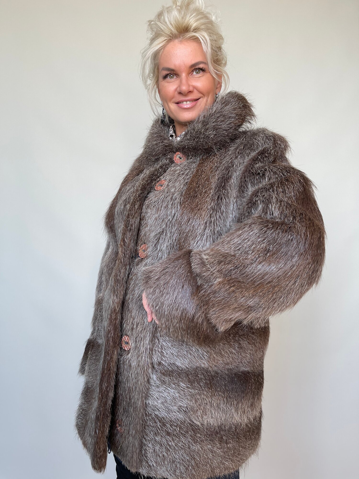 Шуба нутрия тм русский МЕХ цв.коричнево-серый дл.85 см р.46-48 /12451/