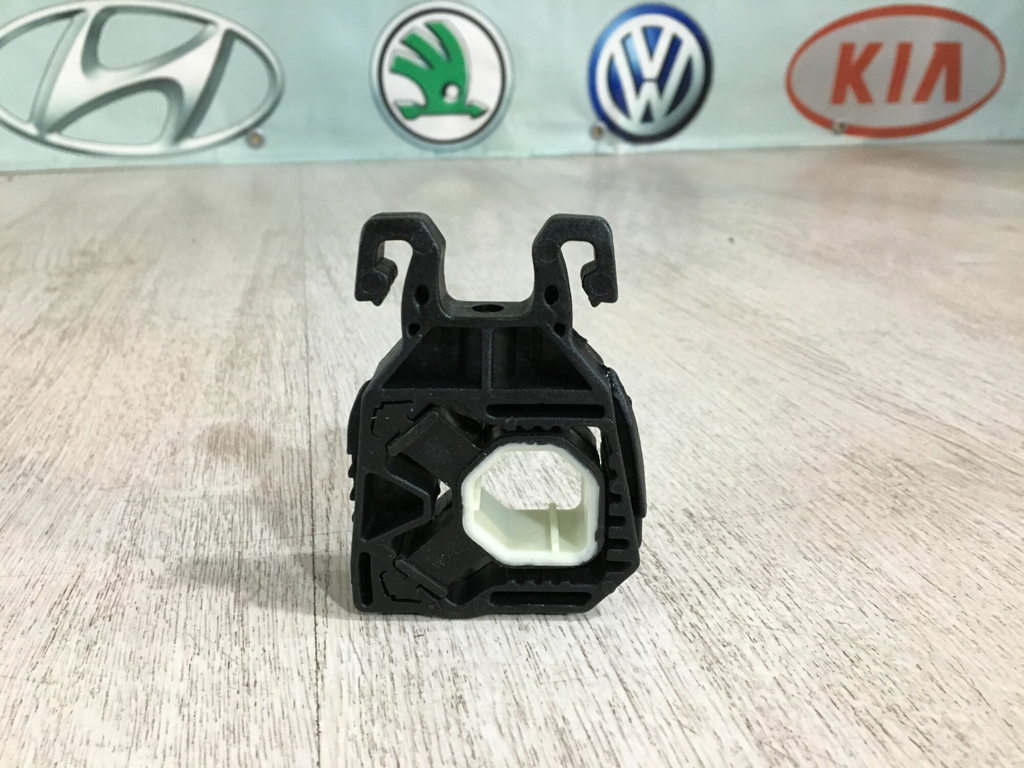 Кронштейн радиатора верхний Шкода Фольксваген Skoda A7 Karoq KodiaqTiguan Superb Yeti Volkswagen Passat Golf