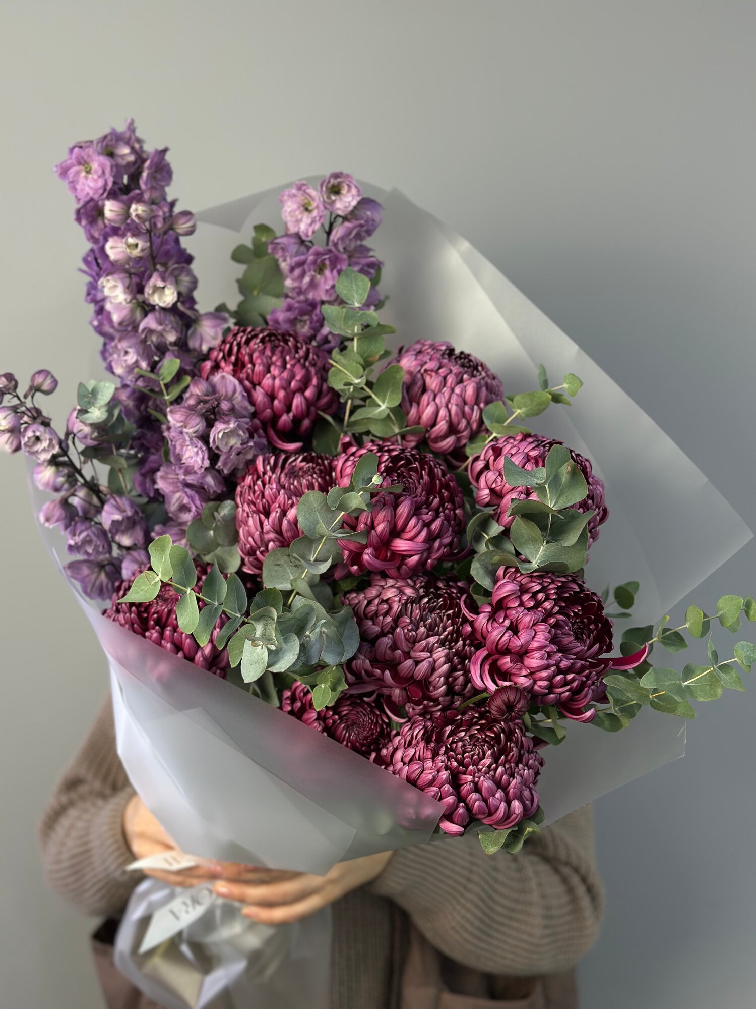 Букет West Flora, с эвкалиптом, дельфиниумом и хризантемами-бигуди