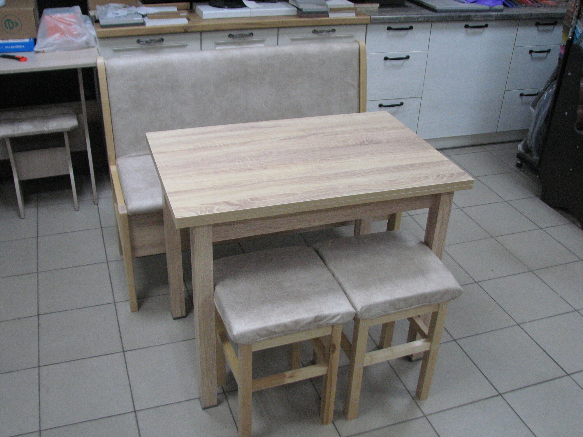 Обеденная Группа ЭТЮД-2 Состав: Лавка Большая (береза + ткань колумбия бейдж) + Стол повор. ракл. (Дуб сонома) + табурет 2шт (береза + мягкий чехол колумбия бейдж)