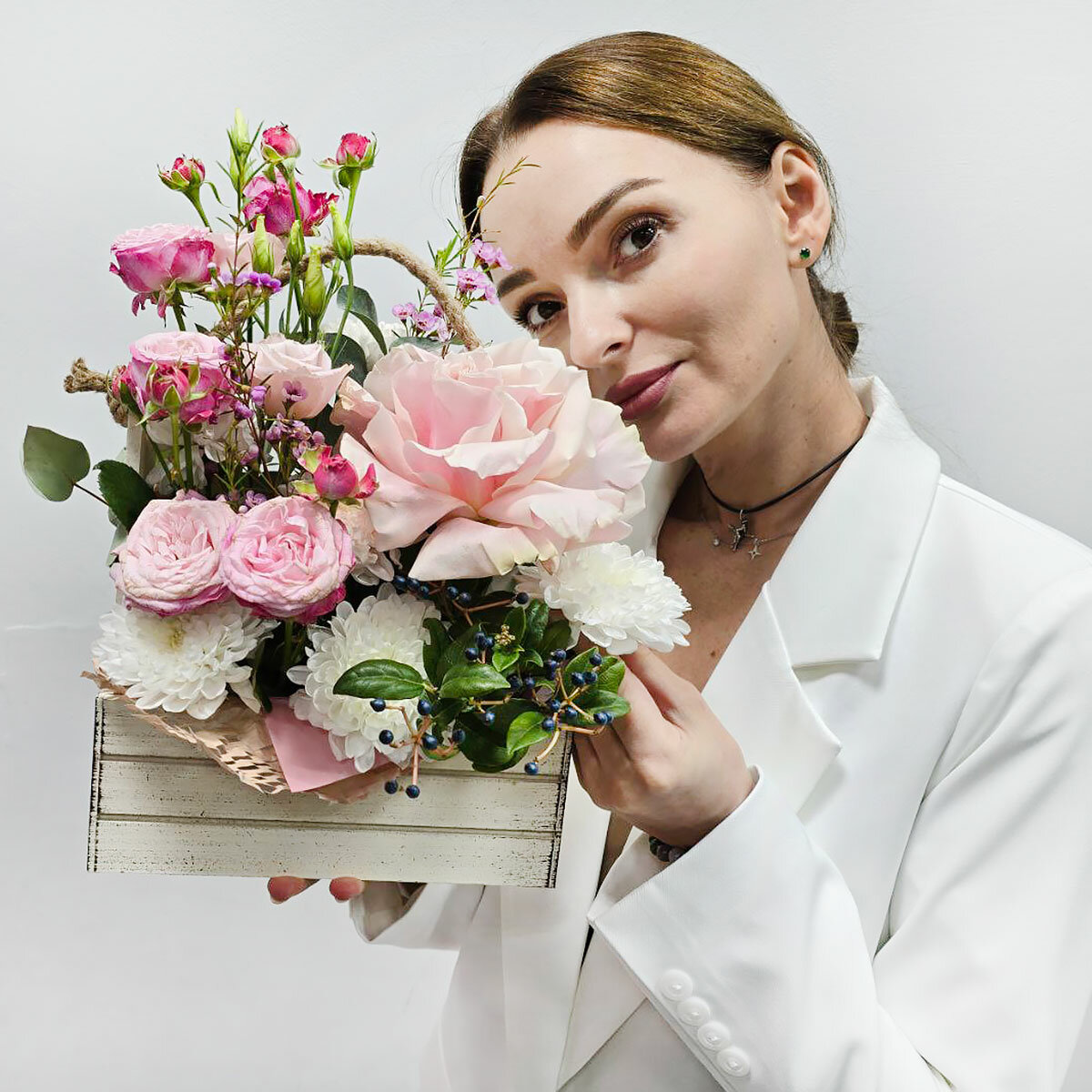 Букет Талисман Флора "Маме", роза, хризантема, хамелациум, высота 30 см, в деревянном ящике