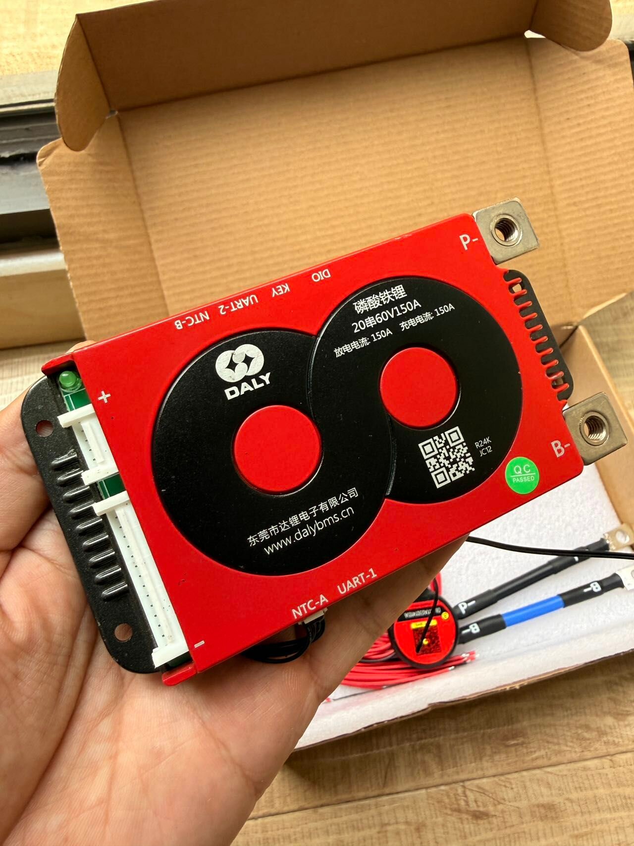 Система управления батареями DALY Smart BMS 20S 60V100A-150A с модулем Bluetooth и платой защиты связи CAN 485 используется для удаленного мониторинга литий-железо-фосфатных аккумуляторных батарей.