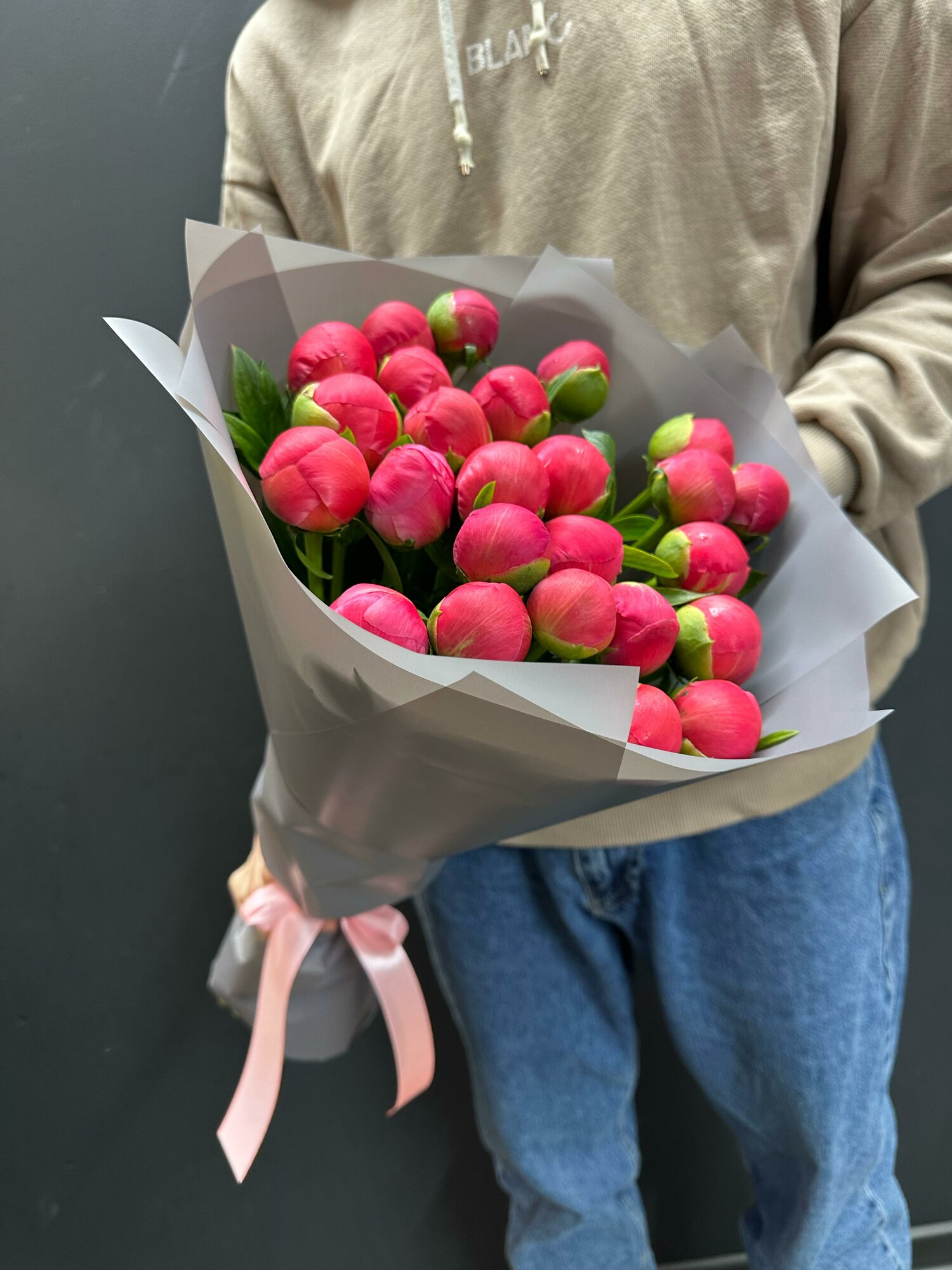 Букет из 25 пионов Demin-Flowers, Голландия, красные/коралловые, прекрасный подарок