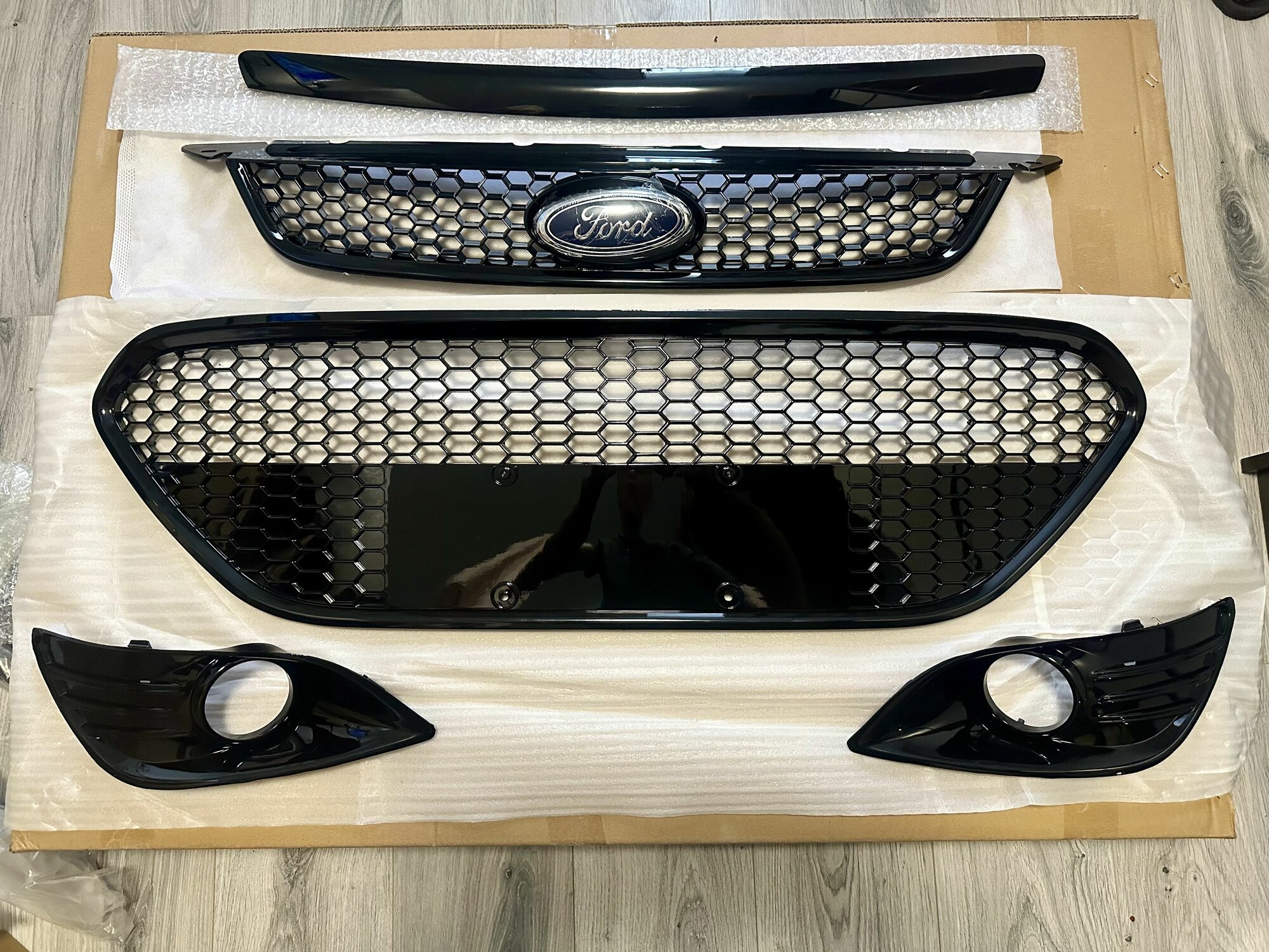 Решетки радиатора соты глянец Ford Focus 2 Рестайлинг ( 2008-2011 )