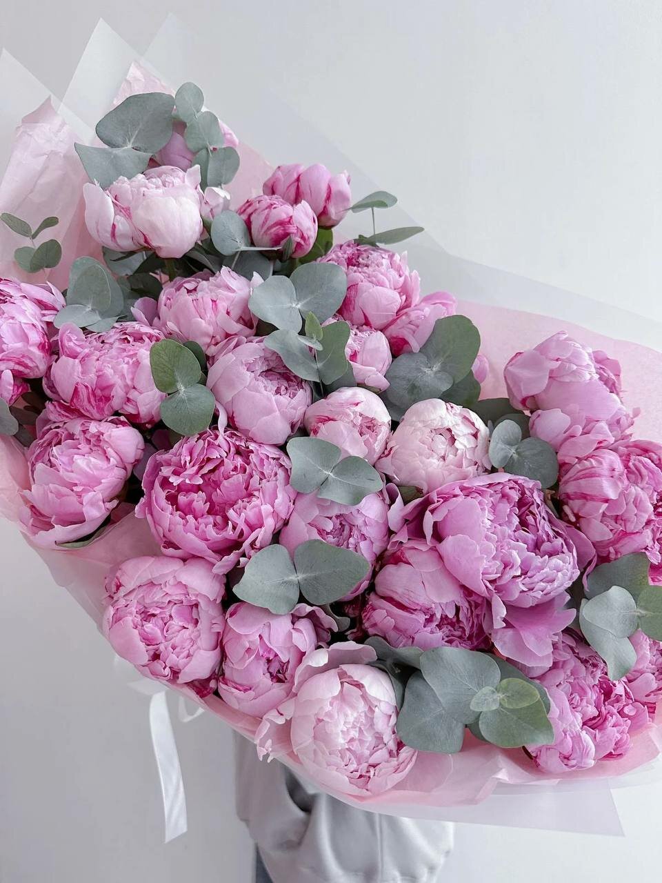 Букет из 27 свежих розовых ароматных пионов с эвкалиптом от FlowersGo