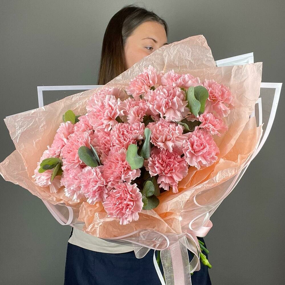 Букет из 21 розовой гвоздики, с эвкалиптом, в дизайнерской упаковке