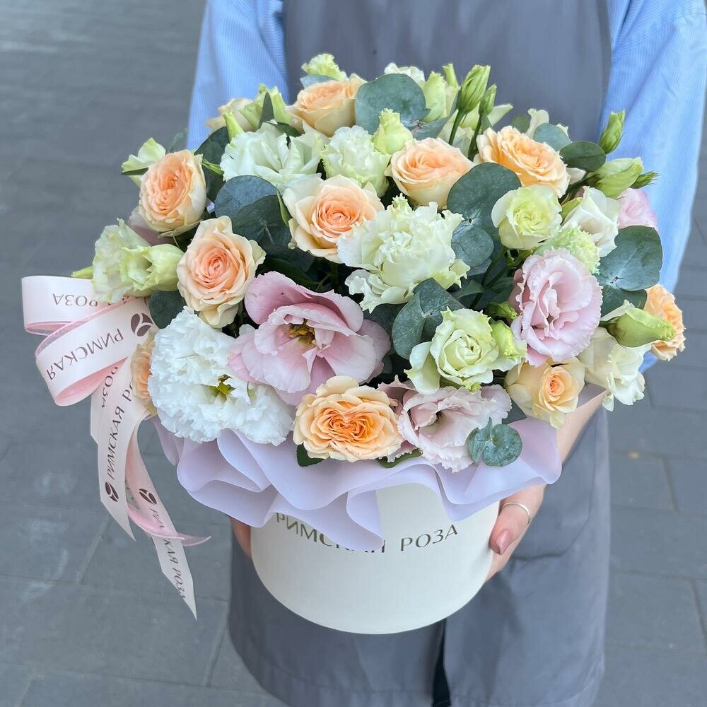 Кустовые розы в коробке с эустомой и эвкалиптом - римская роза