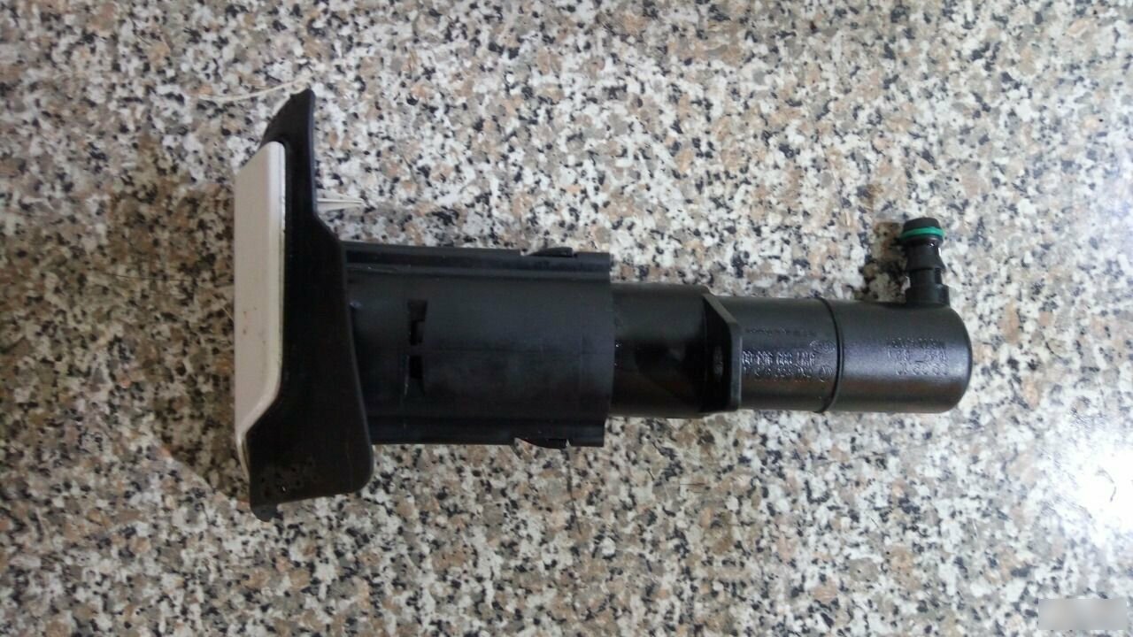 Форсунка омывателя фар правая Фольксваген jetta 6 5KO955978A