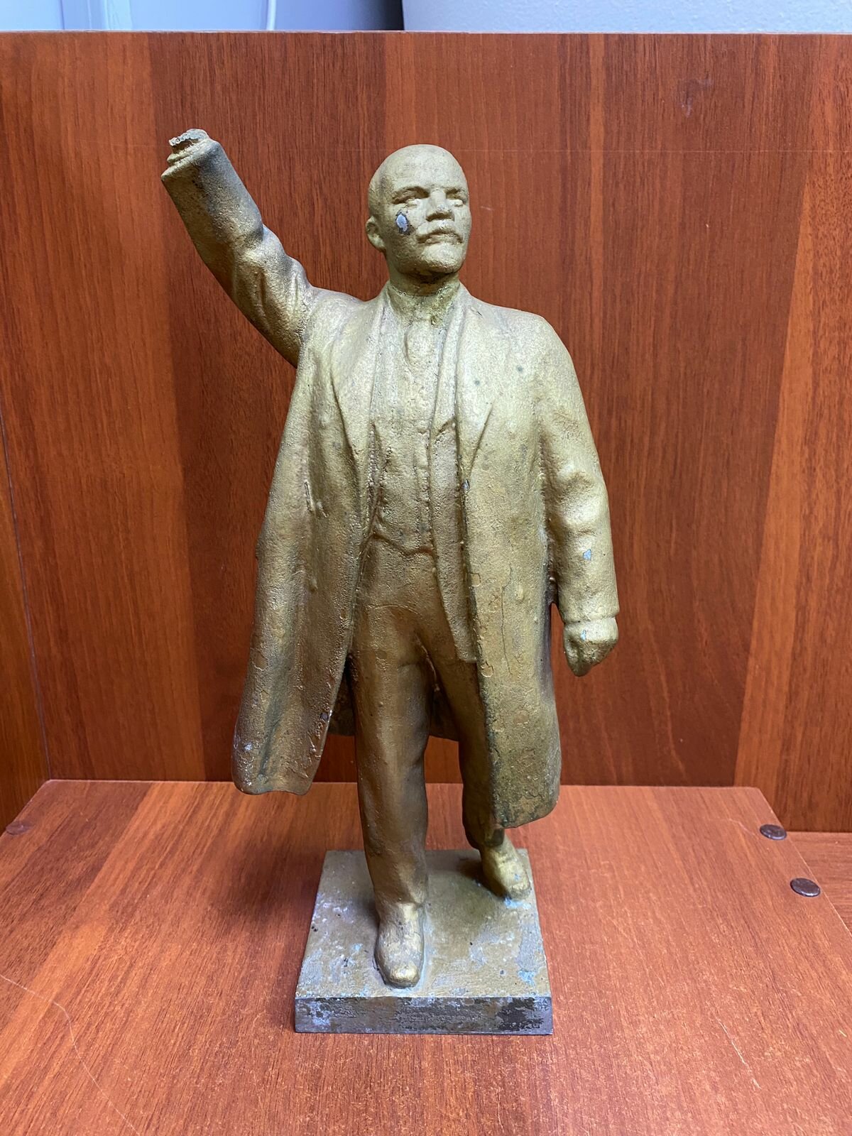 Скульптура "Ленин в полный рост с кепкой в руке" Силумин СССР, высота 36 см Нет кисти руки!