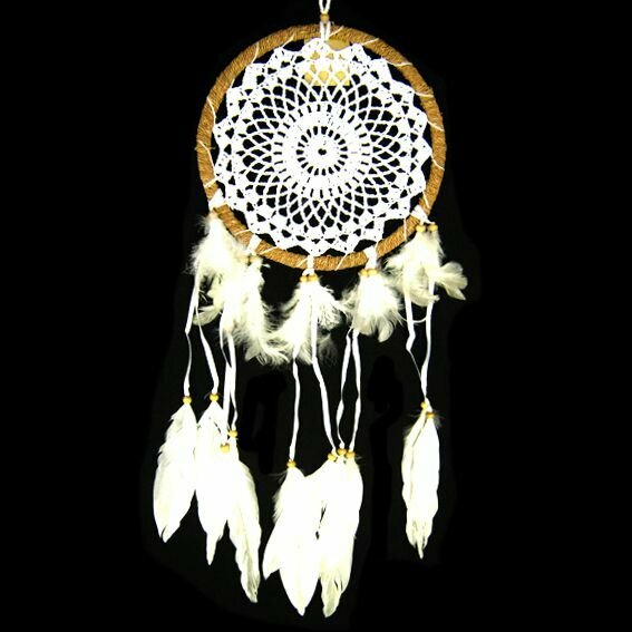 Ловец снов белый кружевной круг с перьями и деревянными бусинами (макраме, диаметр 22 см, длина 60 см.), 1 шт.