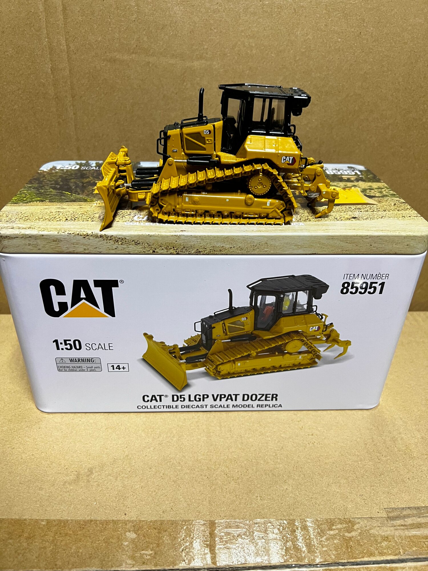 Масштабная модель бульдозера Cat D5 LGP VPAT 1:50 с открывающимися дверьми из металлического сплава, арт. 85951