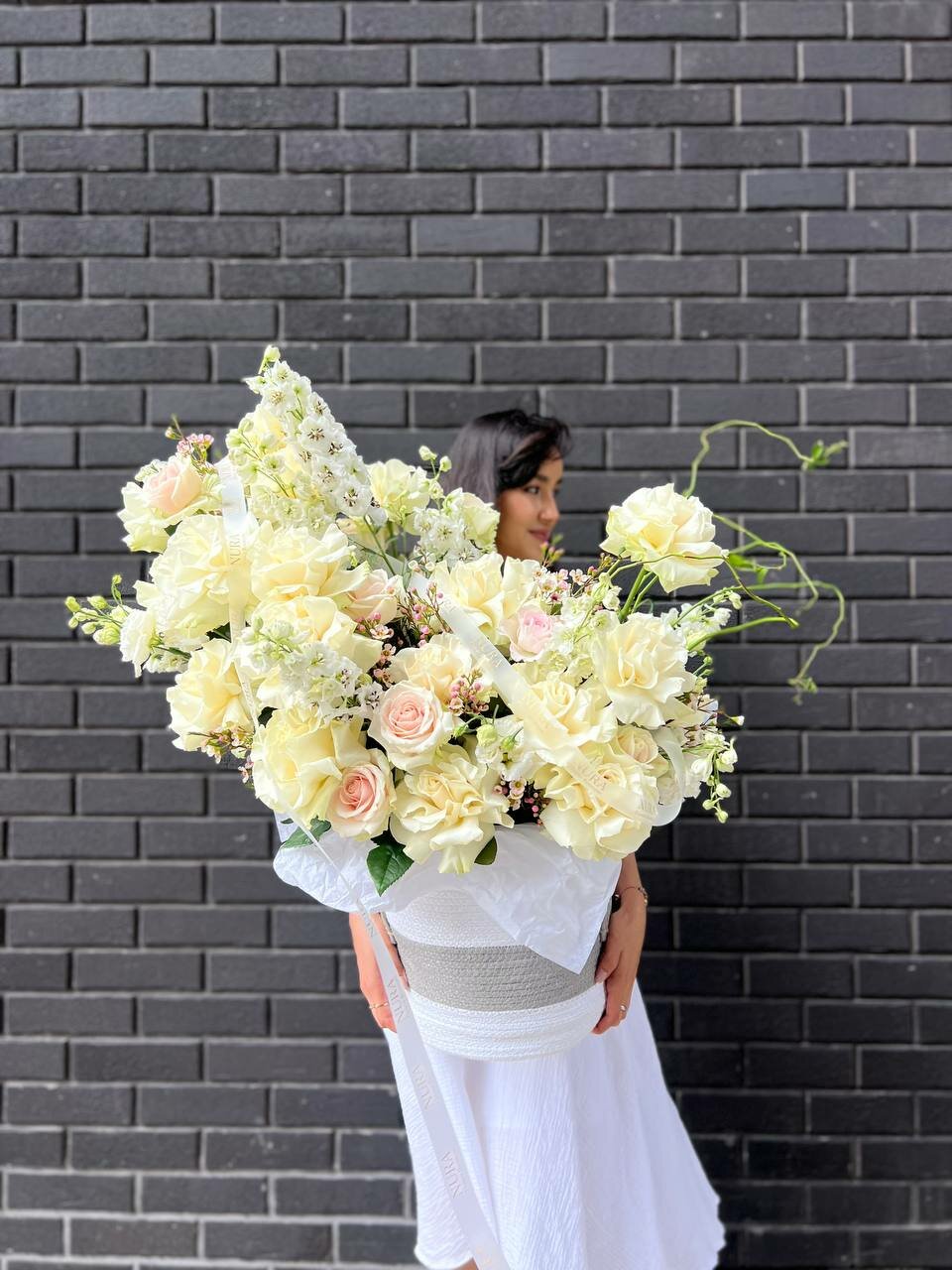 Букет живых цветов NURA FLOWERS, дельфиниум 10, франц. роза 25, хамелациум 5, роза Россия 10, эустома 10