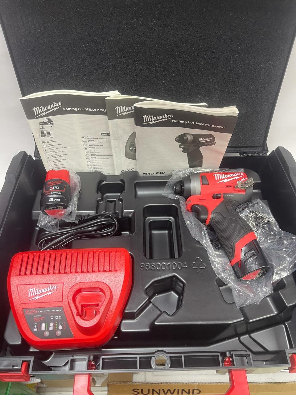 Винтоверт Milwaukee M12 FID-202X Fuel (2 АКБ, зарядка, документы, кейс)