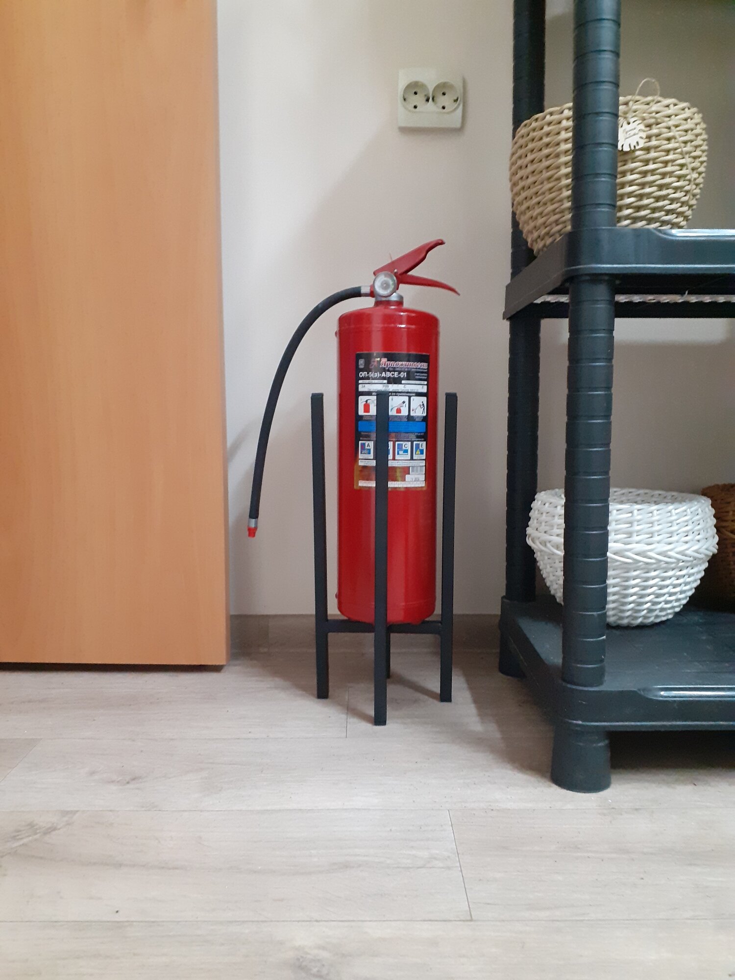 Подставка лофт под огнетушитель ОП-3, ОП-4, ОП-5 для офиса и дома, КОМСИС, черный муар