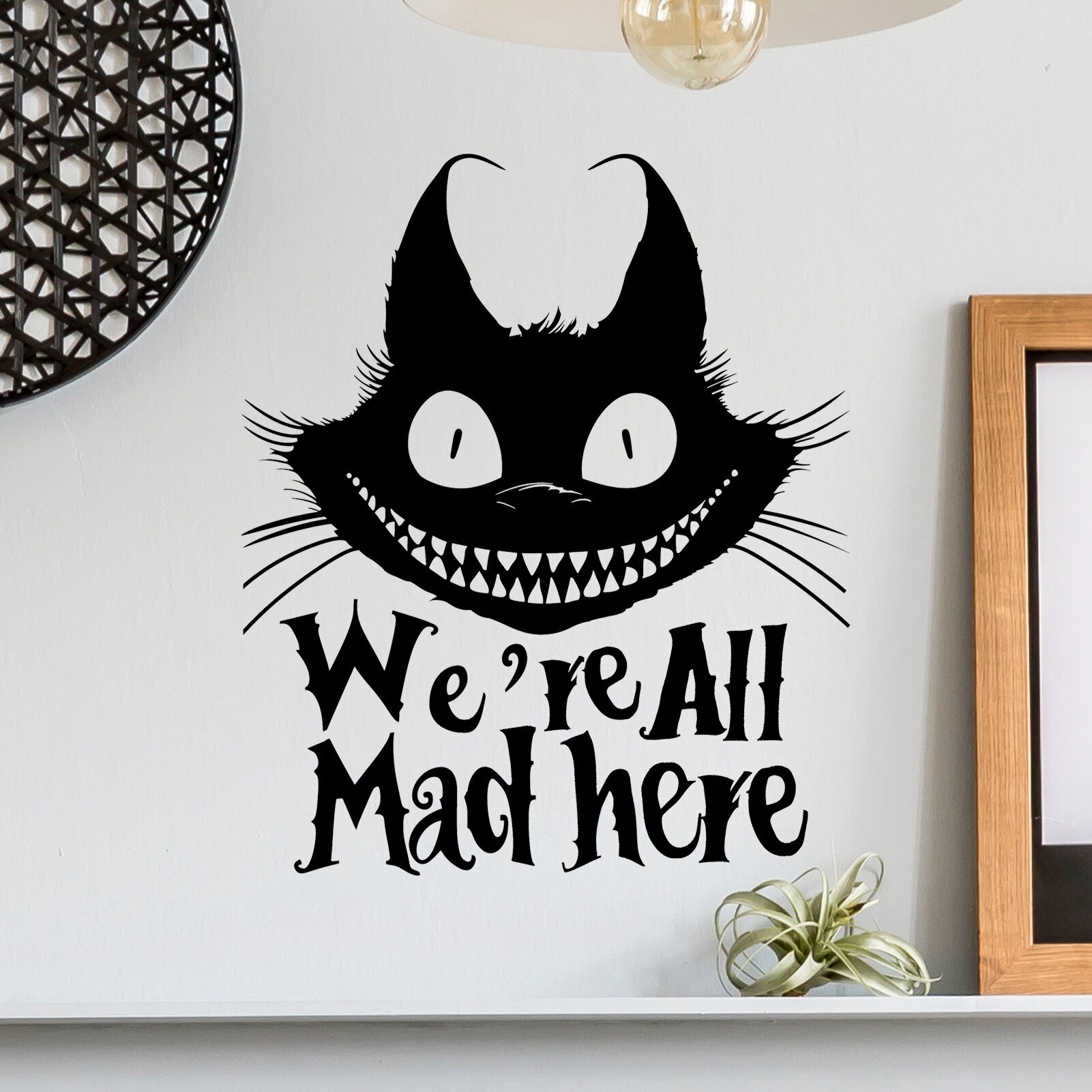 Наклейки на стену с цитатой черного кота. Креативные обои в стиле Хэллоуина с дизайном «Мы все здесь сумасшедшие». Самоклеящиеся съемные настенные наклейки для декора спальни, гостиной, кухни и офиса.