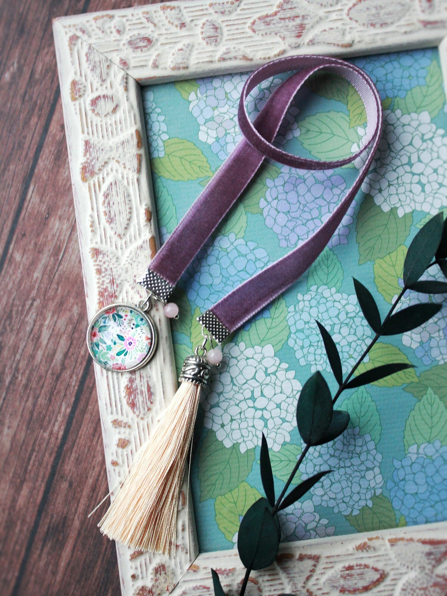 Закладка с подвесками "Аромат цветов", бархатная лента для книги / Готовый подарок девушке подруге сестре жене / Закладка в подарочной упаковке