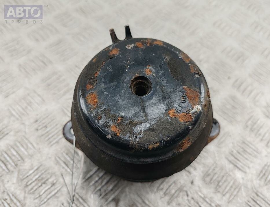 Подушка крепления двигателя Volkswagen Golf-3