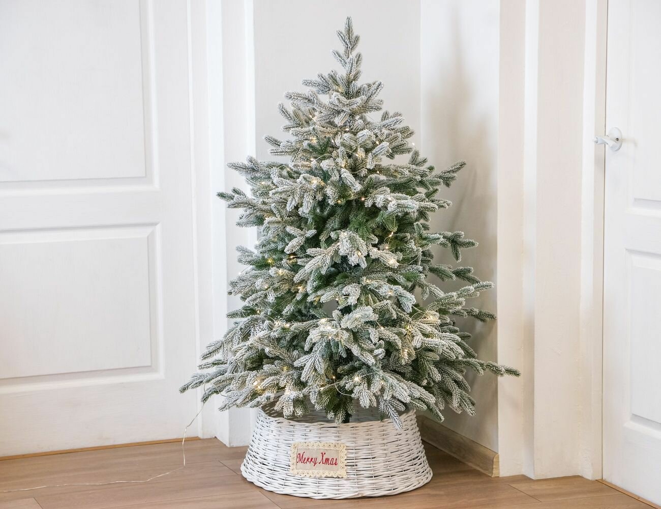 Плетеная корзина для декорирования основания ёлки канестро, белая, 54х20 см, Due Esse Christmas XNA15000461