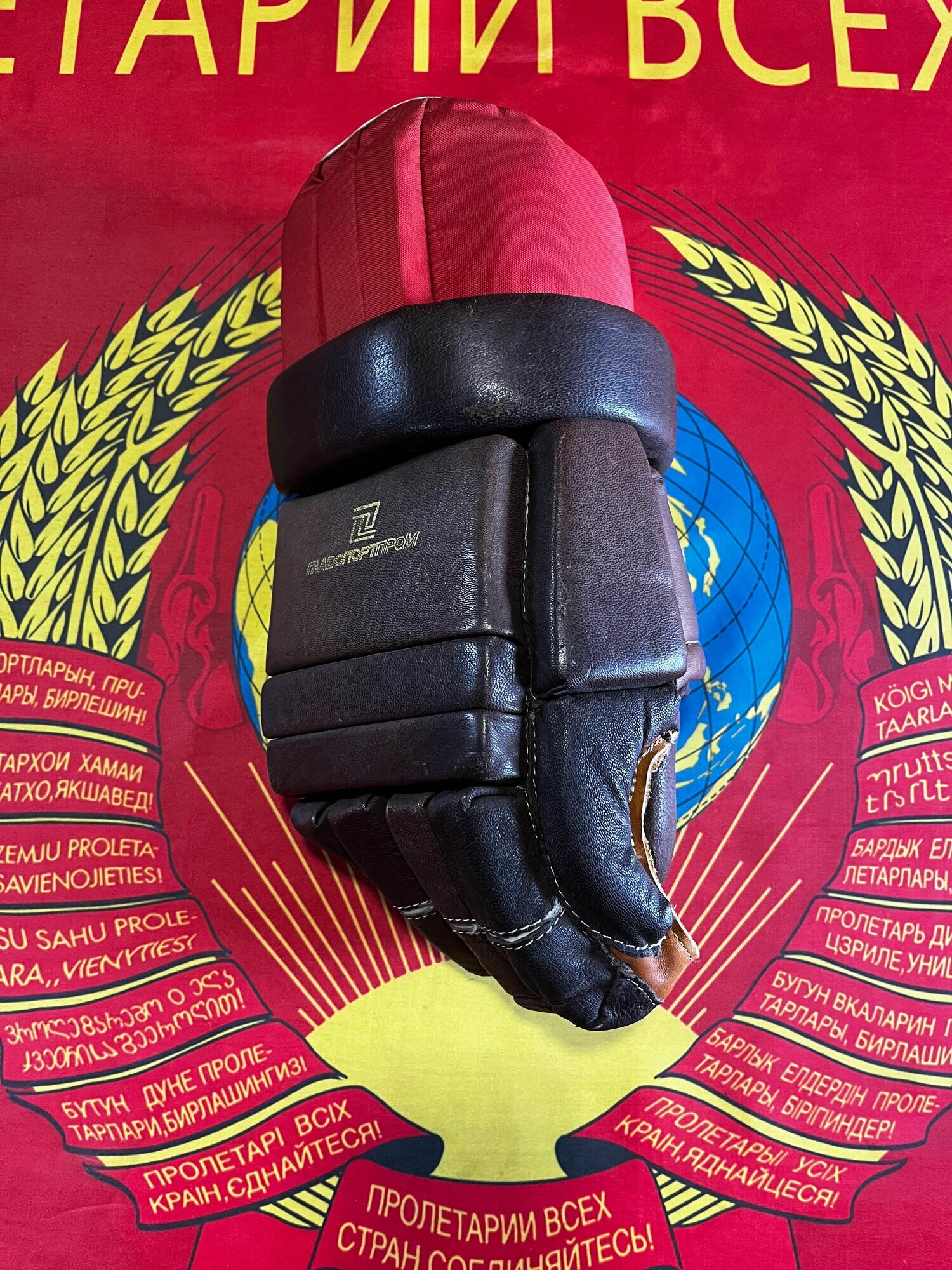 Винтажная хоккейная перчатка