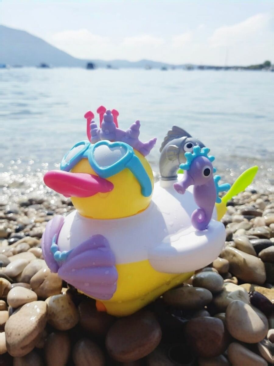 YOOKIDOO Игрушка для ванной Утка-русалка с водомётом и 15 аксессуарами для детей от 2 лет