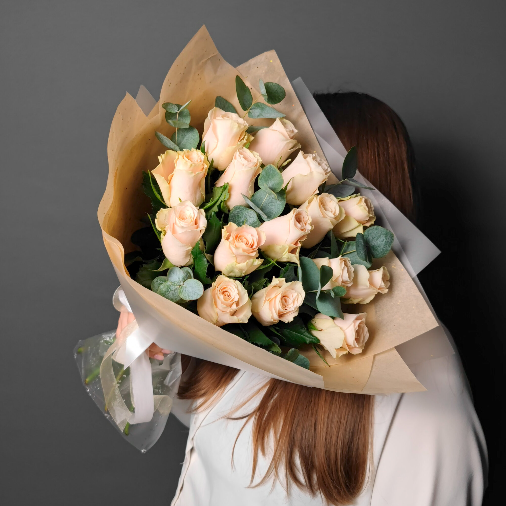 Цветы / Монобукет "Шармант", светлые розы, 15 штук, длина 50 см с эвкалиптом