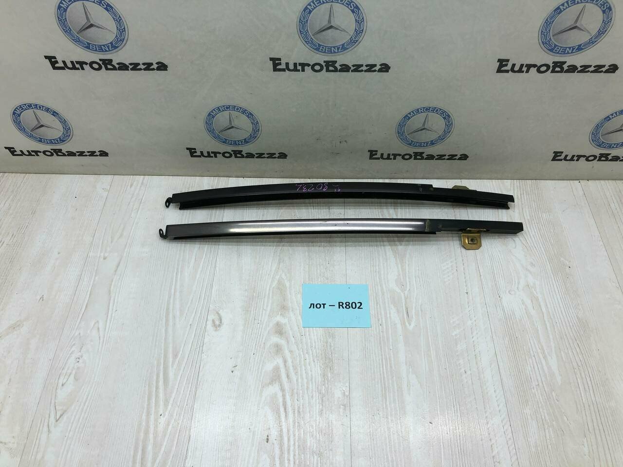 Направляющая стекла двери задняя Mercedes W203 A2037300319