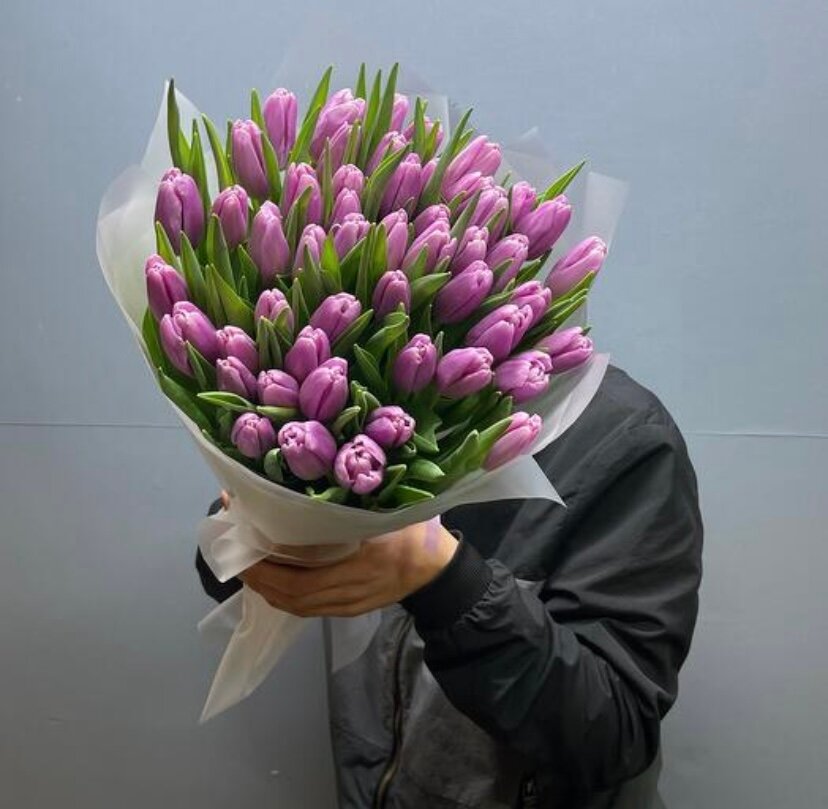 Букет живых цветов "Фиолетовые тюльпаны" NURA FLOWERS, 51 цветок, высота 40 см
