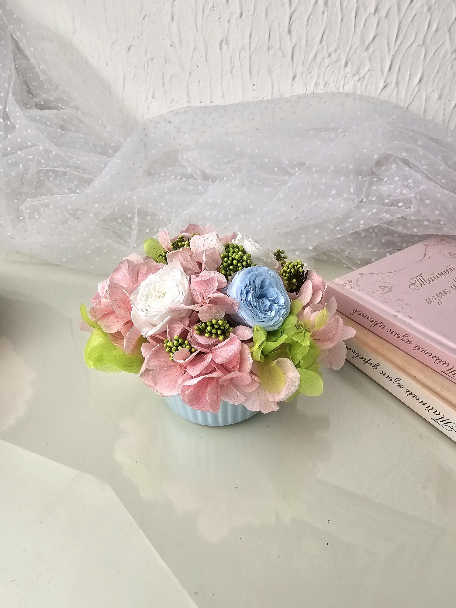 Букет цветов из стабилизированных роз в керамике "Кекс Бизе" | букет на 8 марта и 14 февраля | подарок учителю