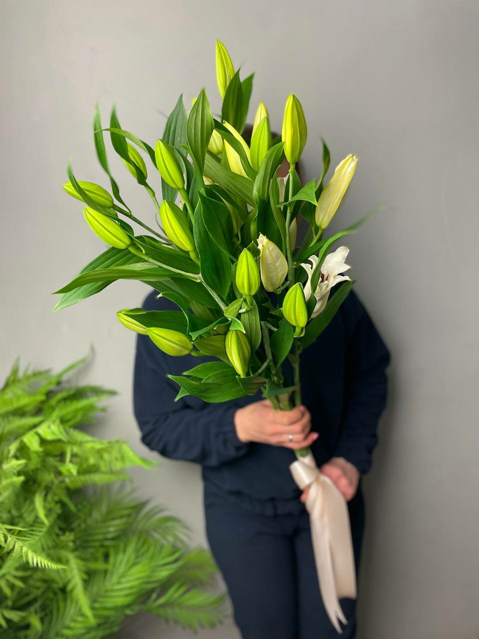 Букет лилий оформление под ленту, высота букета цветов 60см / элегантный букет для любимой